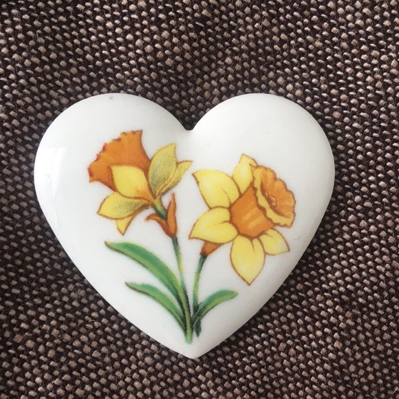 Avon | Jewelry | Vintage Ceramic Avon Heart Brooch Pin Daffodil White ...
